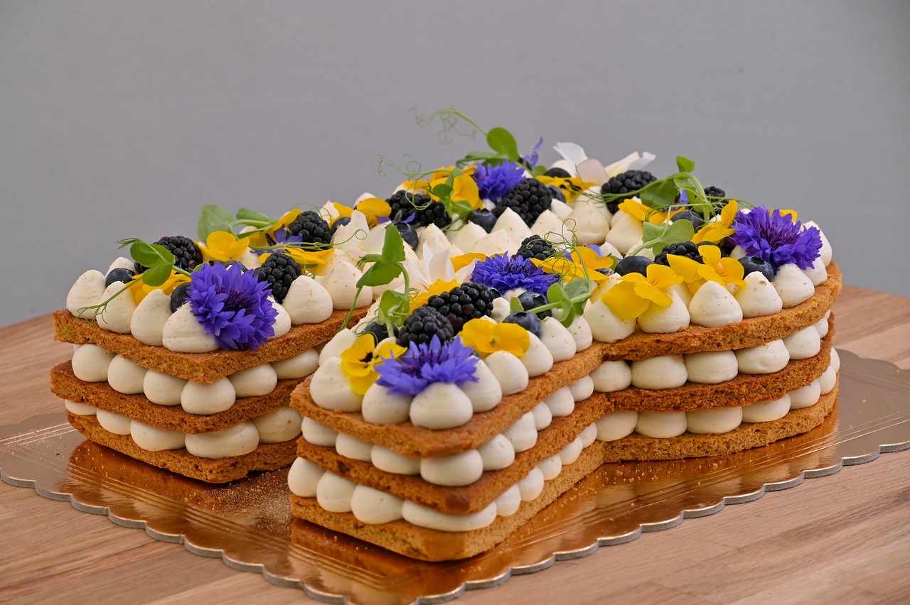 RECEPT: Torta v tvare písmena s černicami a sušenými dubákmi z Pečie ...